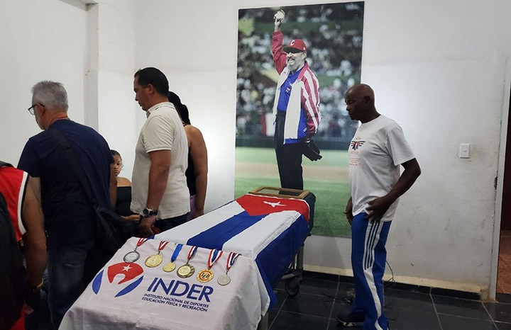 De tercer a cuarto bate, Fernando da último adiós a Lázaro Junco ...